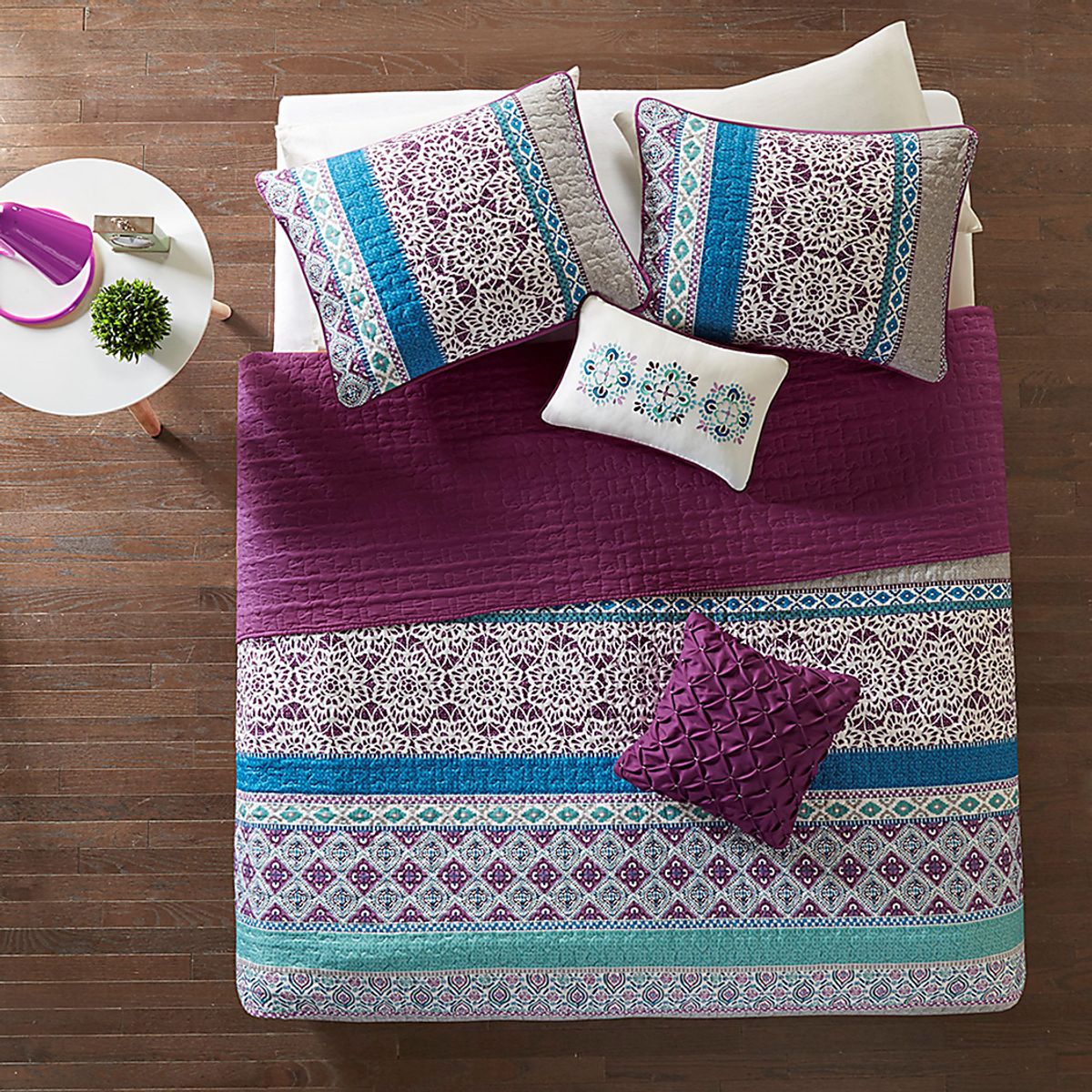 Bezzy Purple Red Full Quilt Set | Rooms to Go