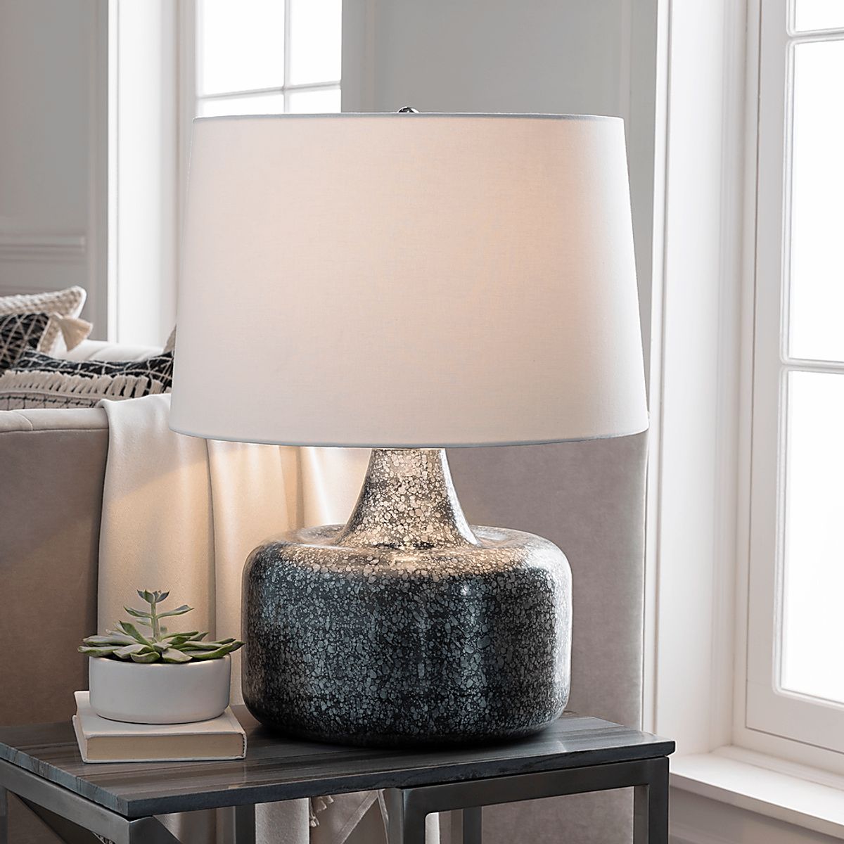 Cabat Oaks Gray Table Lamp | Rooms to Go