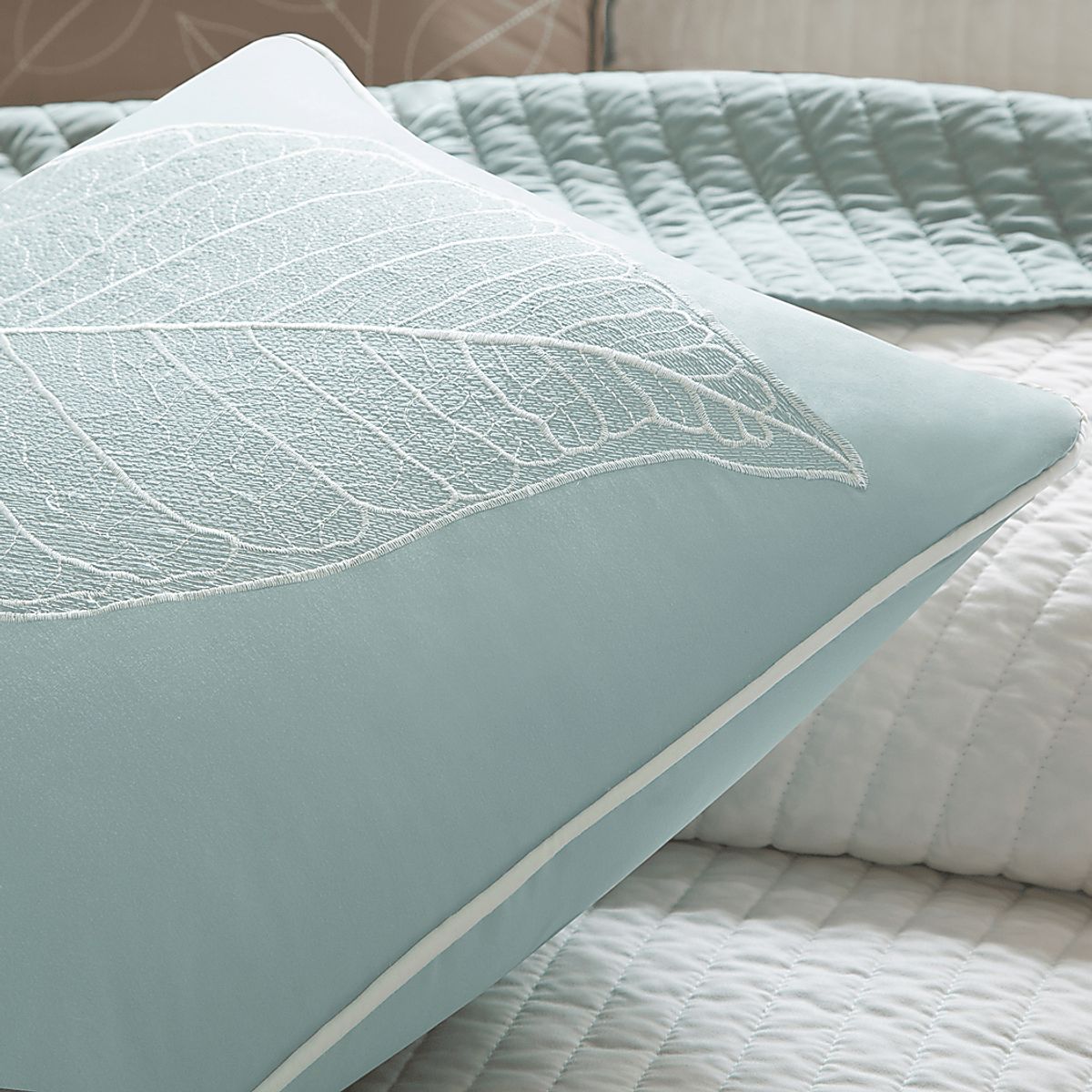 Caelie White 6 Pc King Coverlet Set | Rooms to Go