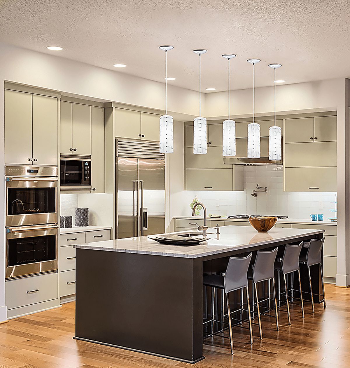 Emile Gate White Pendant | Rooms to Go