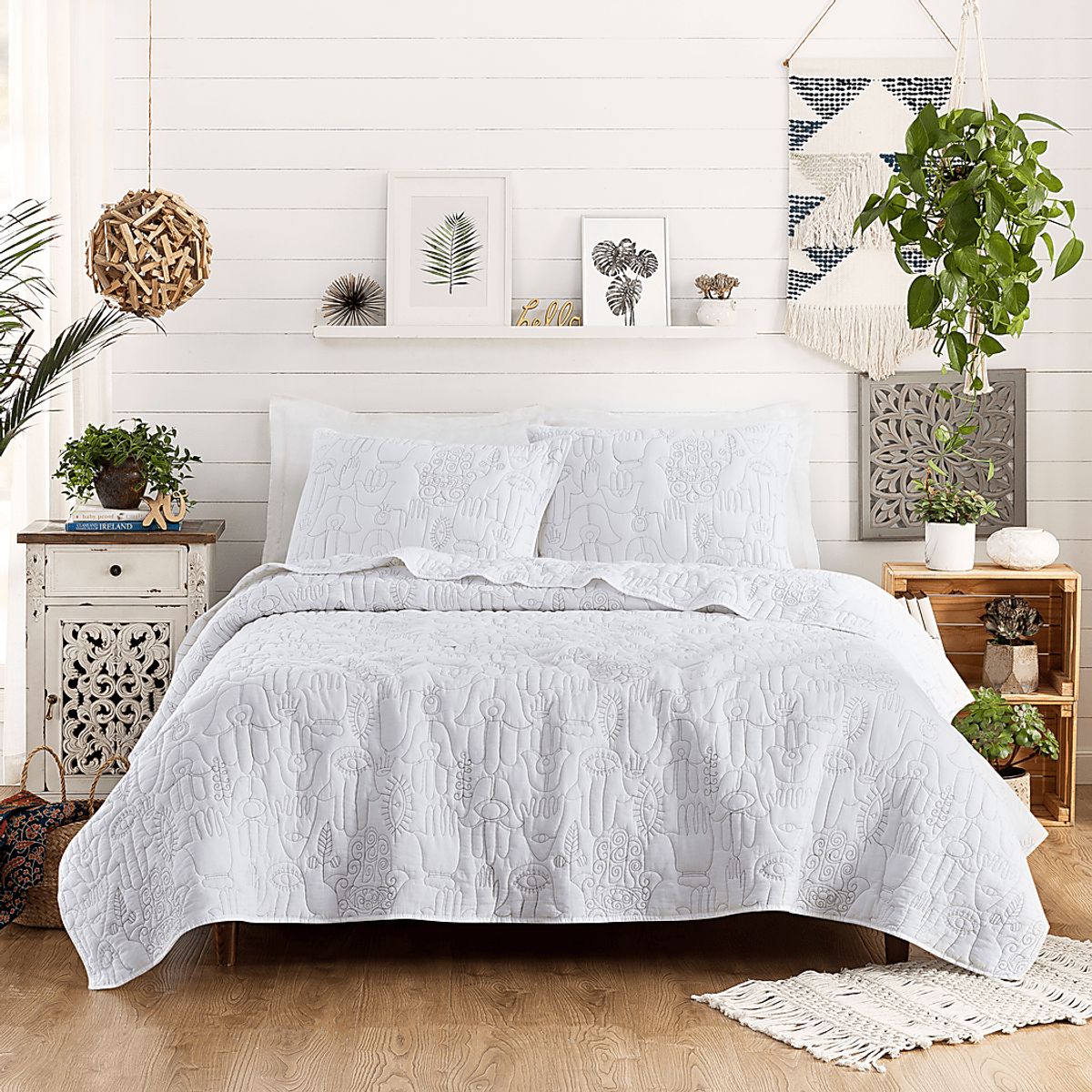 Flournoy White Cotton Fabric Full,Queen Quilt Set | Rooms to Go