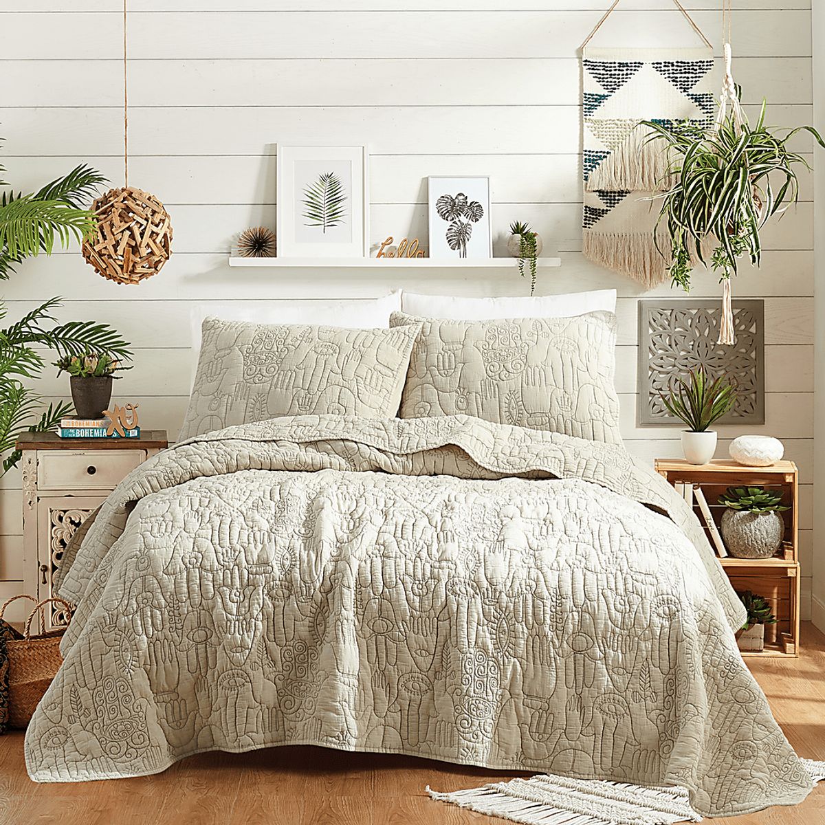 Flournoy Natural Beige,White Cotton Fabric Full,Queen Quilt Set | Rooms ...