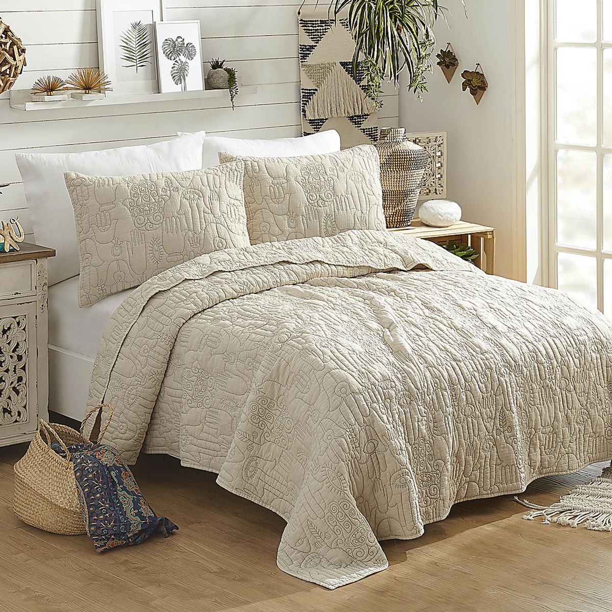 Flournoy Natural Beige,White Cotton Fabric King Quilt Set | Rooms to Go