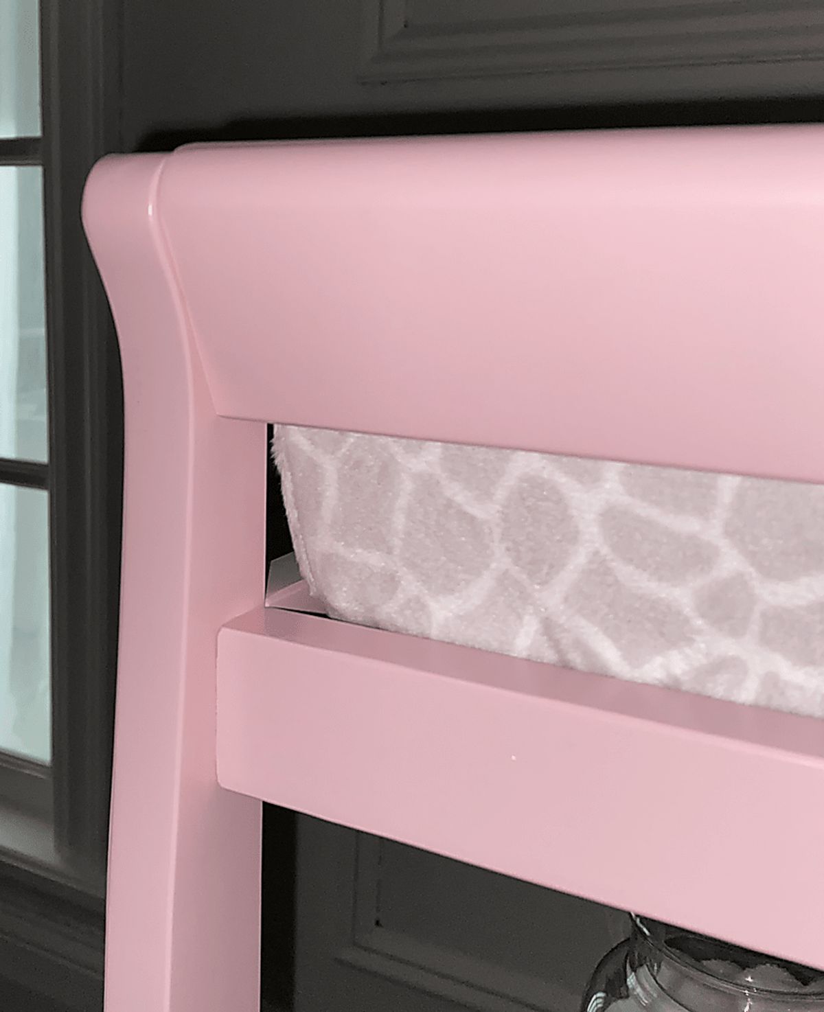 Alvoro Pink Colors Crib | Rooms to Go