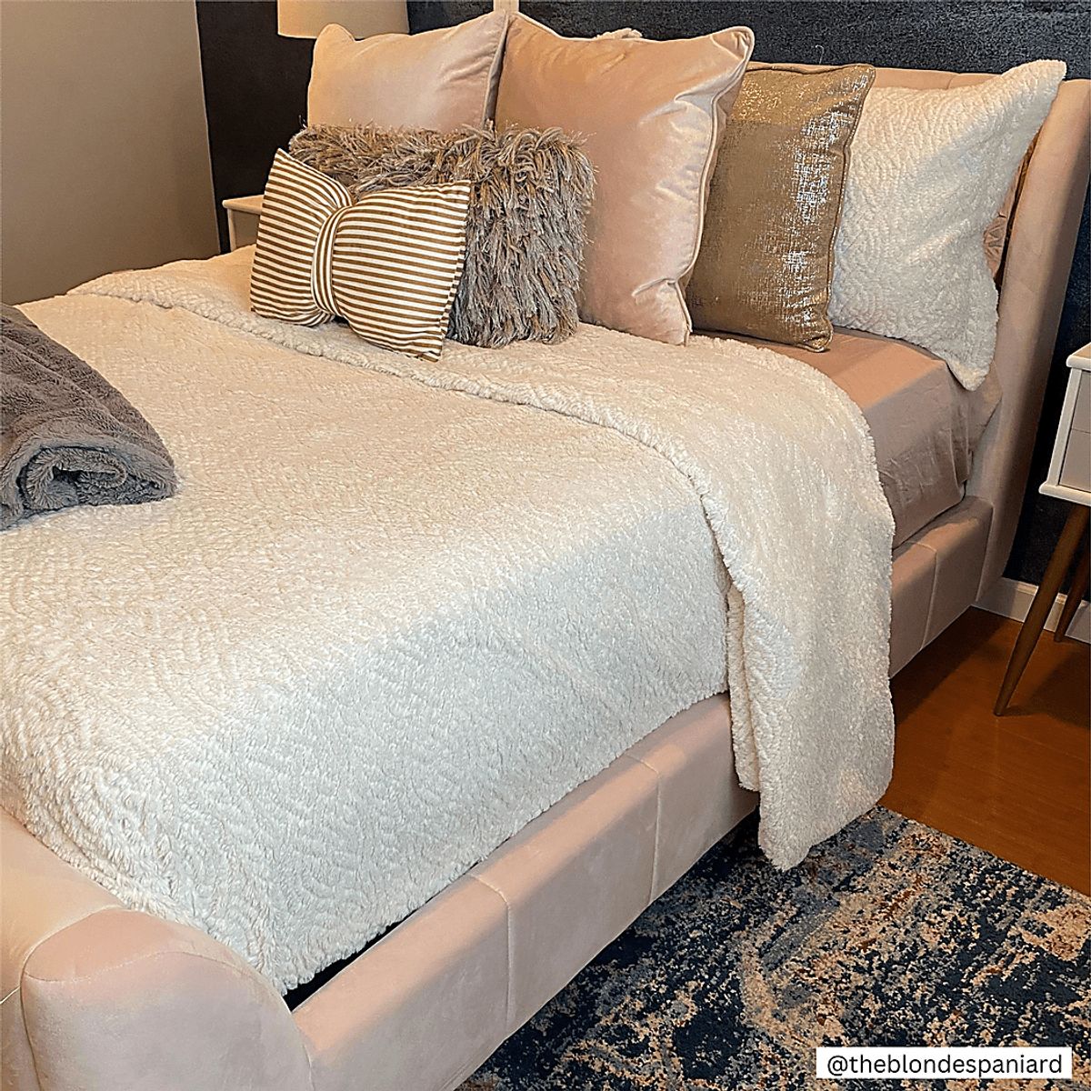 Kalros Pink Colors Full Bed | Rooms to Go