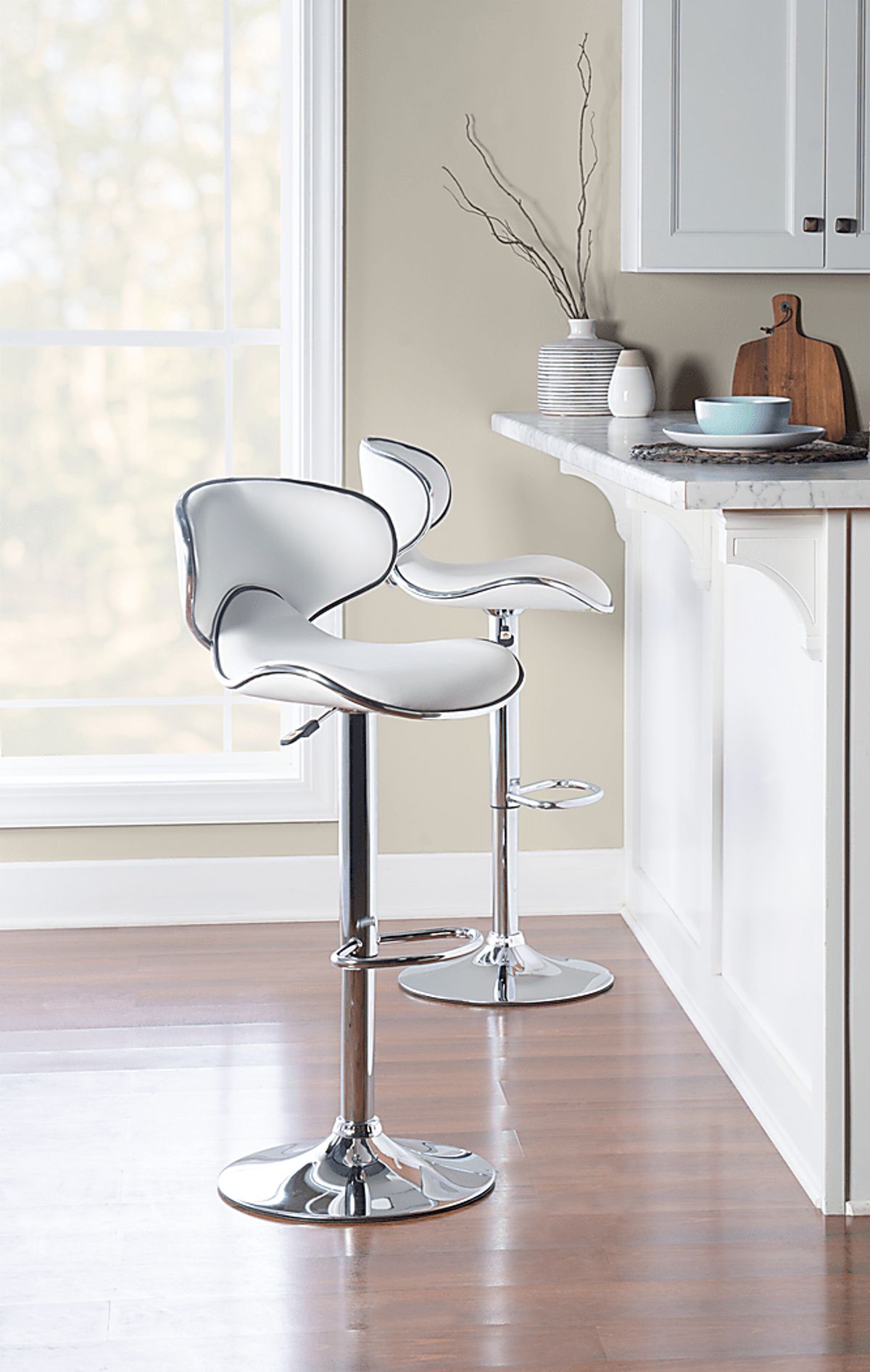 Moeta White Stool | Rooms to Go