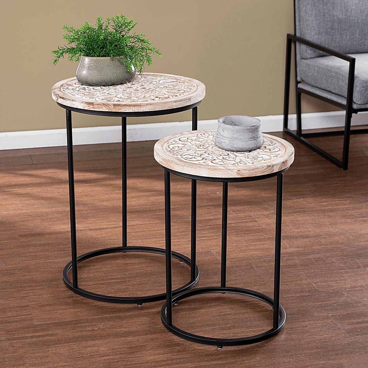 Readvill White Nesting Tables, Set of 2 - Rooms To Go